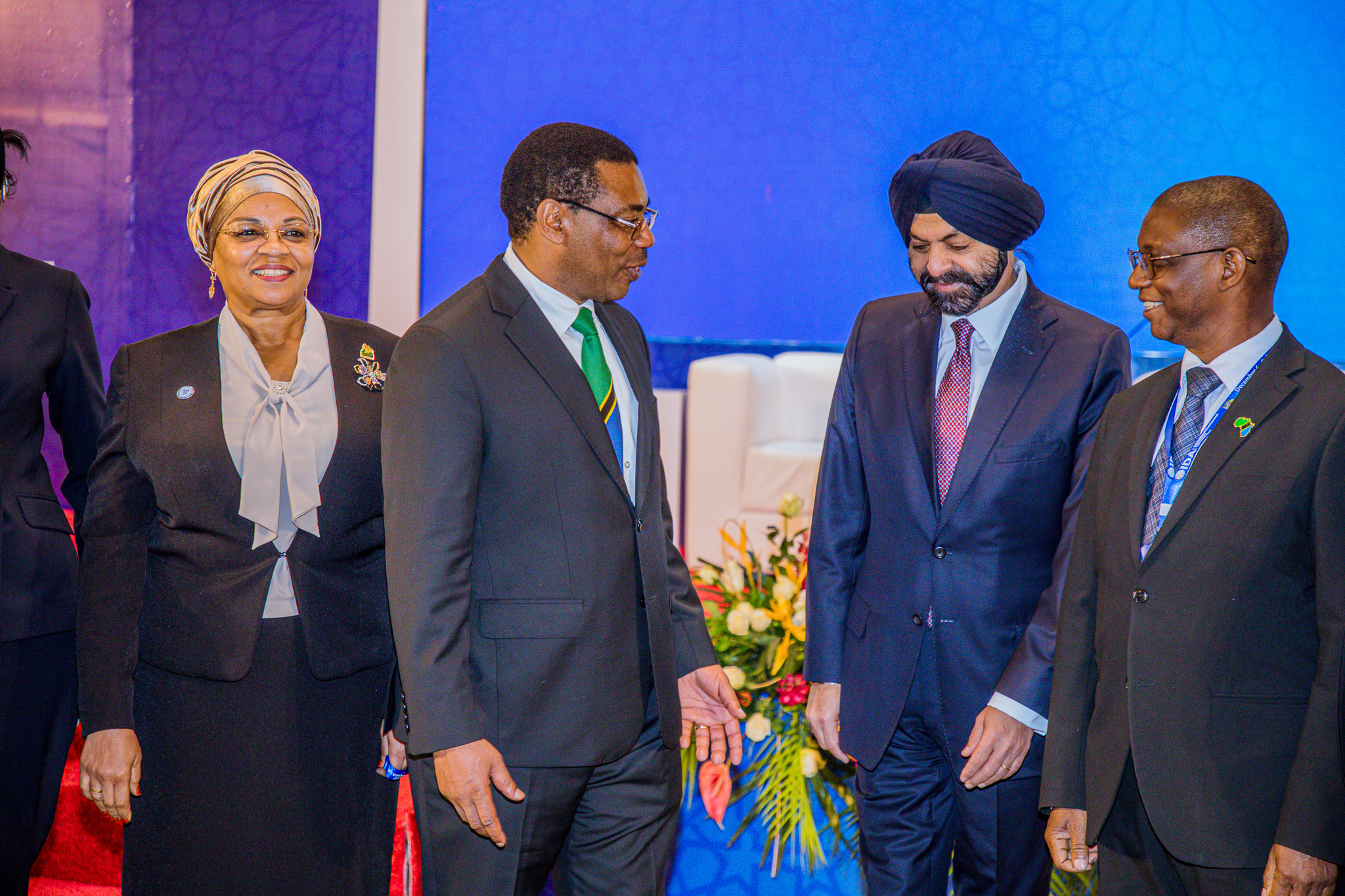 WAZIRI WA MALIASILI NA UTALII, MHE. ANGELLAH KAIRUKI AKIMKABIDHI ZAWADI ...